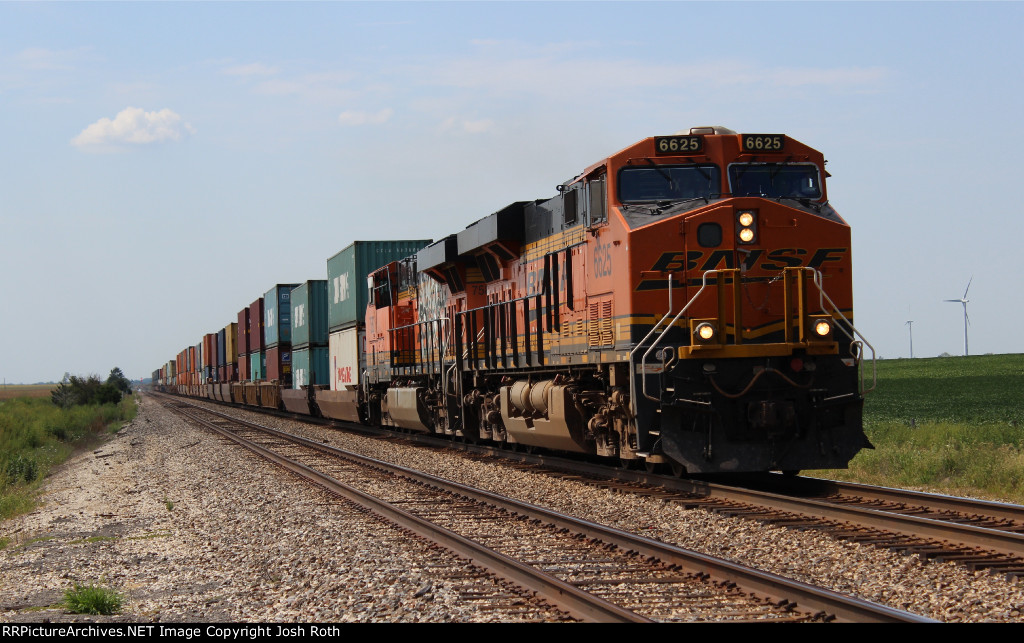 85. BNSF 6625 & BNSF 7582